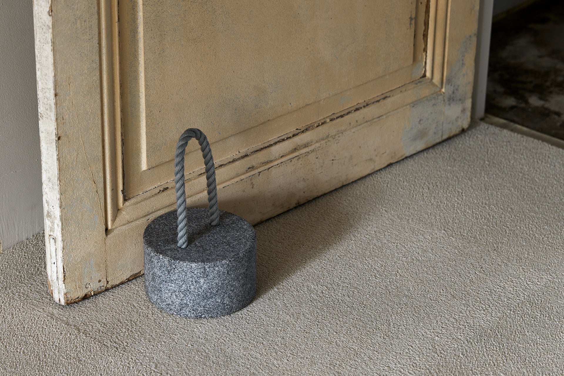 AJI PROJECT（アジプロジェクト）のSOLID ソリッド 庵治石のドアストッパー – いちじつ - ともに生きる、道具と日用品