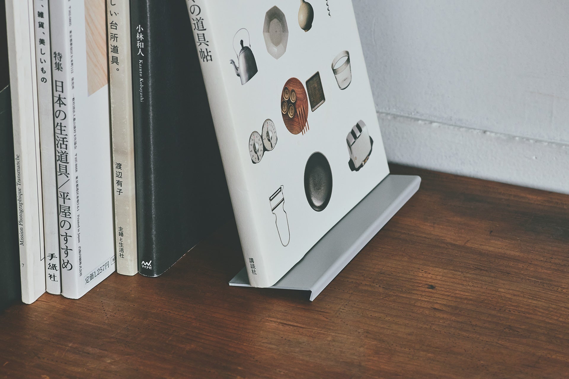 SOGU（ソグ）の9°ブックストッパー 傾けた本をすべらせない本立て – いちじつ - ともに生きる、道具と日用品